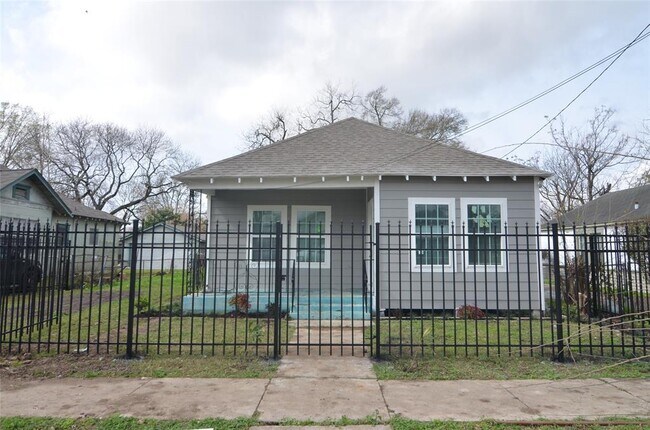 2211 Davis St - 2211 Davis St Houston TX 77026 | Apartment Finder