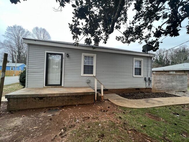 2 Bed/ 1 Bath Duplex with Private Back Porch - 1 Paladin Ct Greenville ...