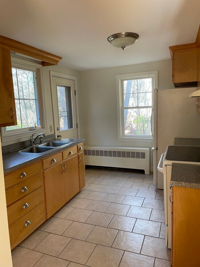 391 W Elm St - 391 W Elm St Yarmouth ME 04096 | Apartment Finder