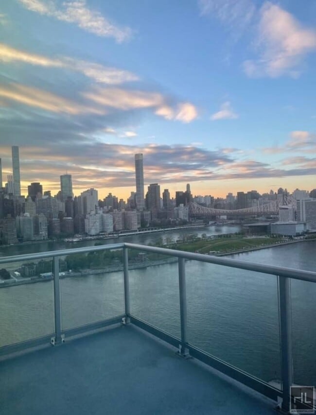 5241 Center Blvd Long Island City, NY 11101 - 45-45 Center Blvd Queens ...