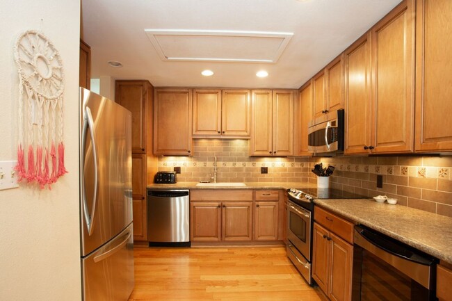 2 bedroom in Frisco. Walk to Main Street! Garage and Yard! Hot tub ...