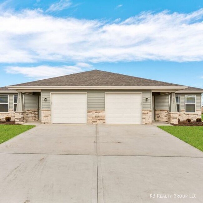 Newer 3 Bed Single Level Duplex in Blue Sp... - 124 SW Little Garden Ln ...