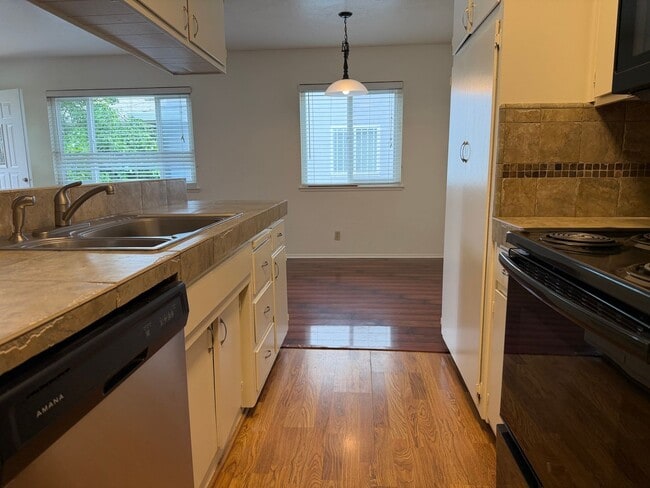 2 story updated townhouse In Rosemont 2/1 MOVE IN SPECIAL 2nd month ...