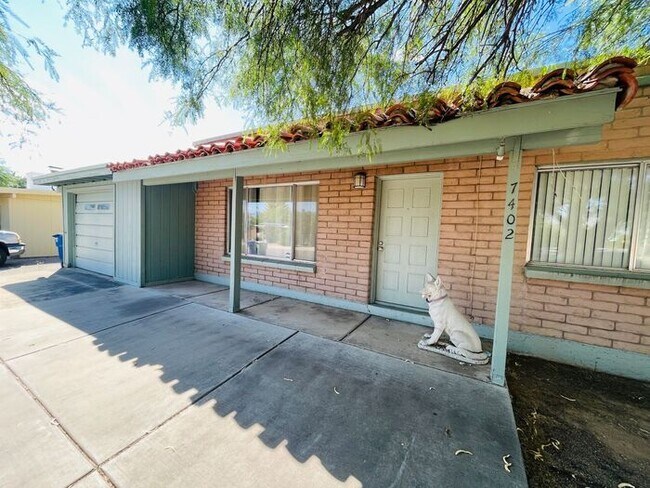 Corner House with 4 Bedrooms, Garage, Larg... - 7402 E Calle Mérida ...