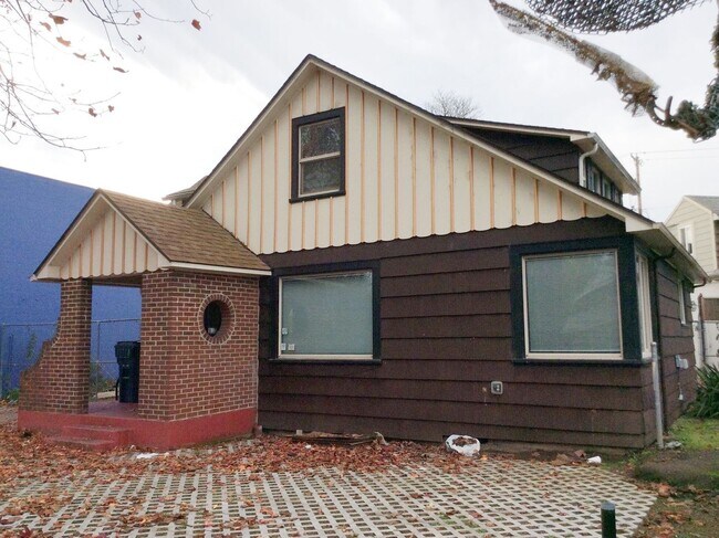 Charming and spacious 3 bedroom Whiteaker ... - 960 W 5th Ave Eugene OR ...