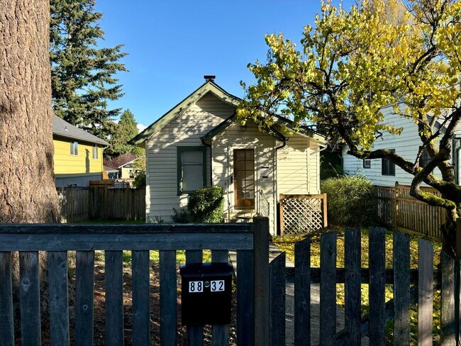 Charming Bungalow 1 bd/1ba Private Fully F... - 8832 12th Ave SW ...