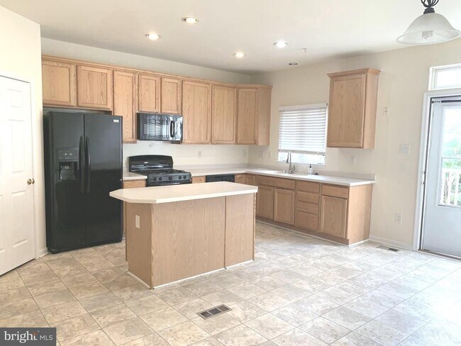 Open concept floor plan awaits you in this... - 5056 Strawbridge ...