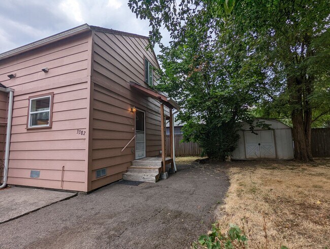 Great 1-Bedroom, 1-Bathroom 2-Story Duplex... - 3382 Oregon Ave ...