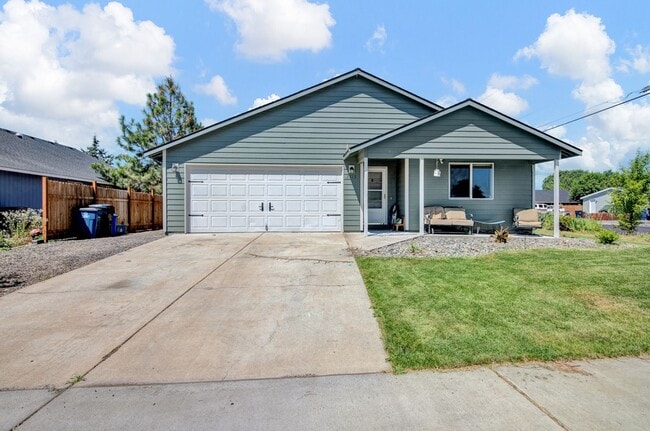 Beautiful large corner lot with fully fenc... - 2915 SW 24th Ct Redmond ...