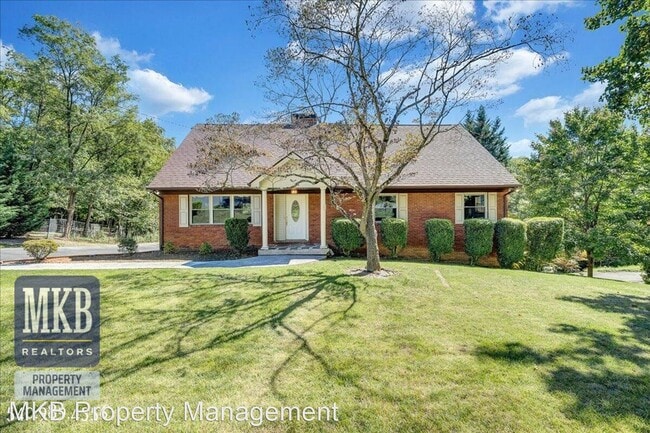 4 br, 3.5 bath House - 2924 West Club Dr. - 2924 W Club Dr Salem VA ...