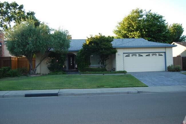 Beautiful single-story home, resort-like l... - 2915 St Denis Dr San ...