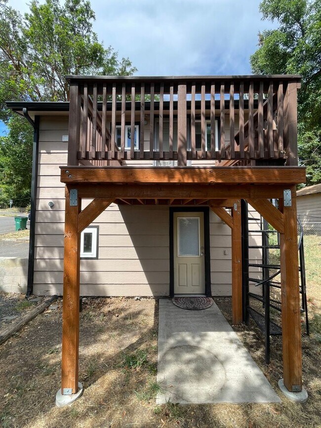 ALL UTILITIES INCLUDED - 3 bed duplex - 1503 Delta St Klamath Falls OR 97601 | Apartment Finder