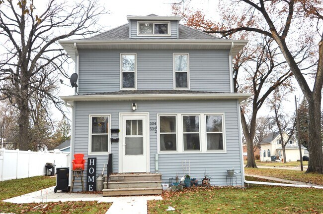Goettsch Duplex - 504 Chestnut St Grand Forks ND 58201 | Apartment Finder