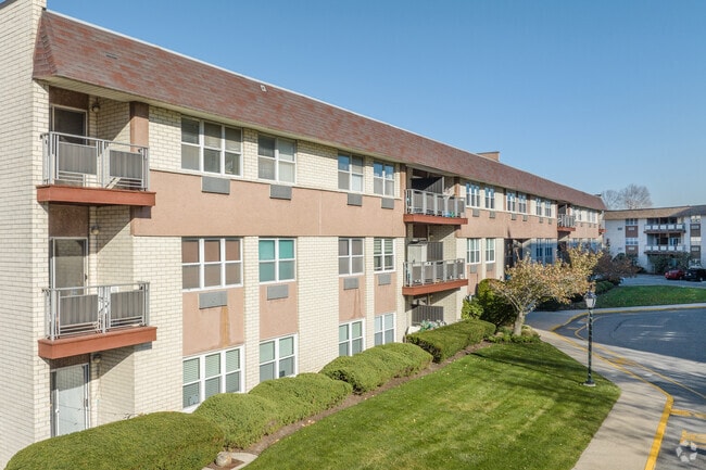 Waterside Condominiums - 1111 River Rd Edgewater NJ 07020 | Apartment ...