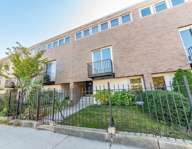 1305 E 55th St - 1305 E 55th St Chicago IL 60615 | Apartment Finder