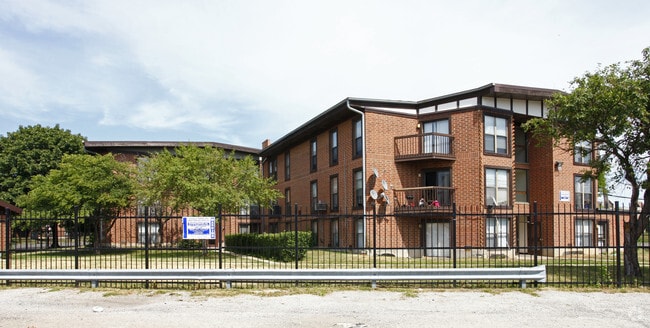Madison Terrace - 3120-3151 W Madison St Chicago IL 60612 | Apartment ...