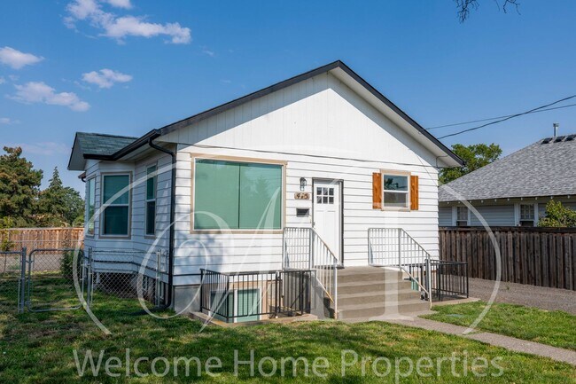 Inviting 3 Bedroom House with Lots of Parking - 415 N Roosevelt St ...