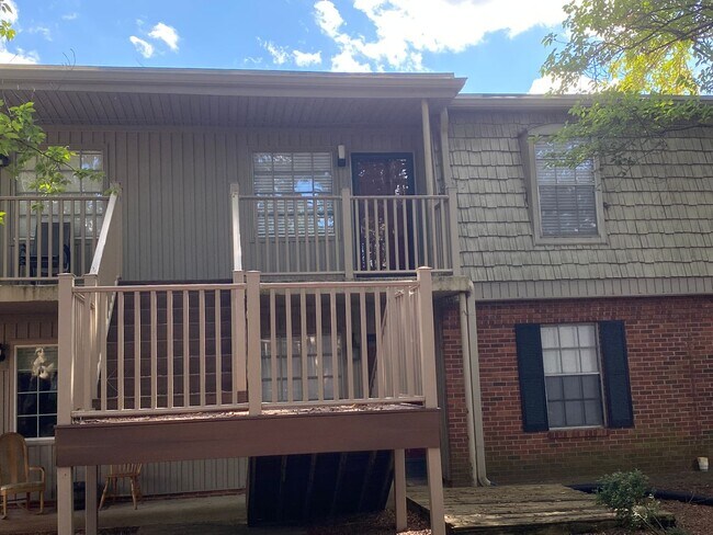 Upper Level at Salem Square/Country Club R... - 3824-K Country Club Rd ...