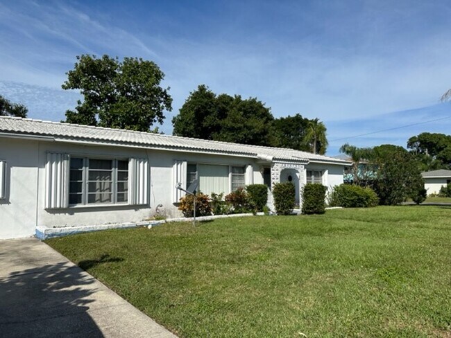 Beach Home Available Now in Redington Beach! - 10 158th Ave Redington ...