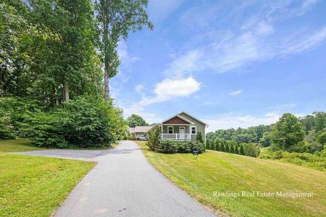 Modern Cottage in Fairview - 328 Old Fort Rd Fairview NC 28730 ...