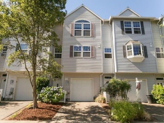 Beautiful Murrayhill Townhome with Dual Primary Suites & Private ...