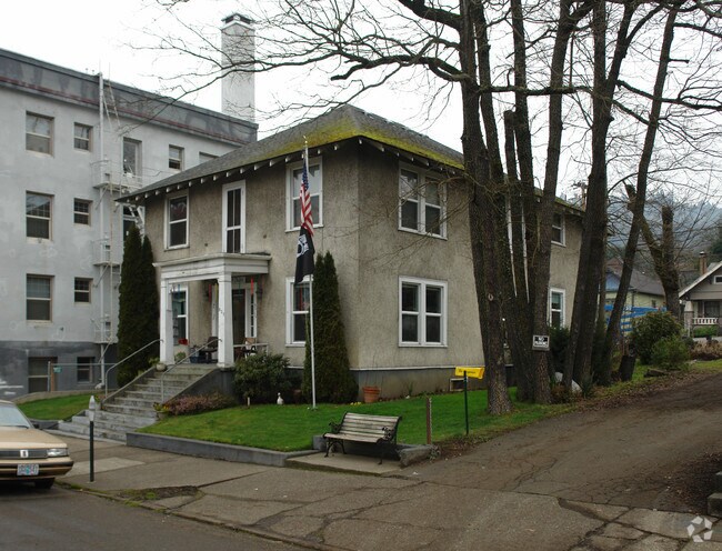 Howell Apartments - 825 SE Jackson St Roseburg OR 97470 | Apartment Finder