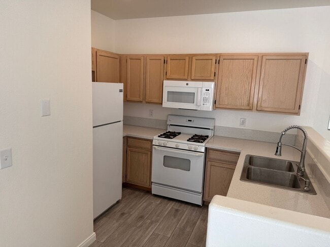 Single Story Townhouse with all tile floor... - 1818 N Jones Blvd Las ...