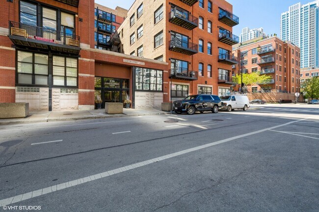 226 N Clinton St - 226 N Clinton St Chicago IL 60661 | Apartment Finder