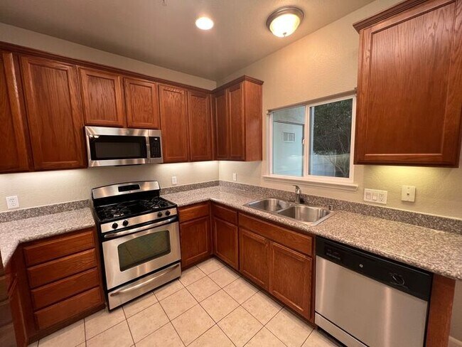 Gorgeous 3x2.5 Townhouse Condo, 2 Car Gara... - 5046 Hackberry Ln ...