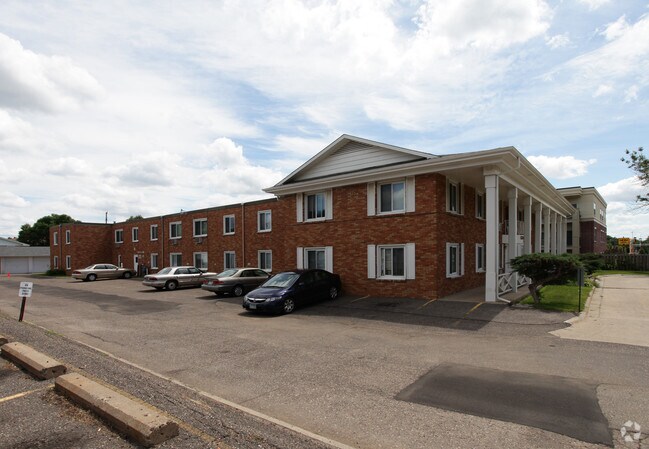 Golden Apartments - 529 17th Ave N Hopkins MN 55305 | Apartment Finder