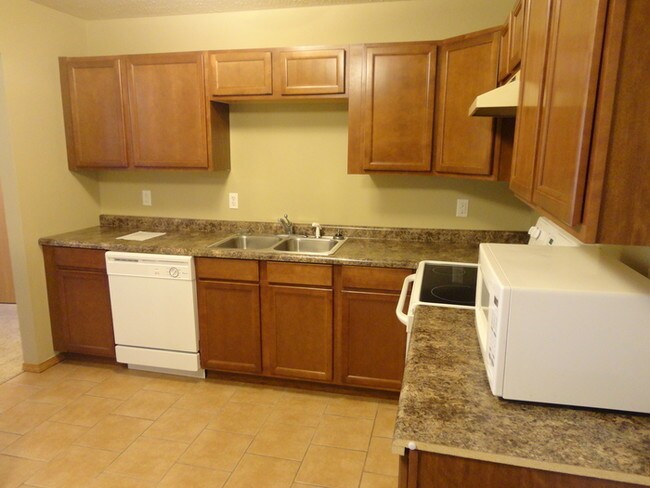 ISU/HEARTLAND STUDENTS- 3-4 Bedroom Apartment - 99 E Cherry St Normal ...