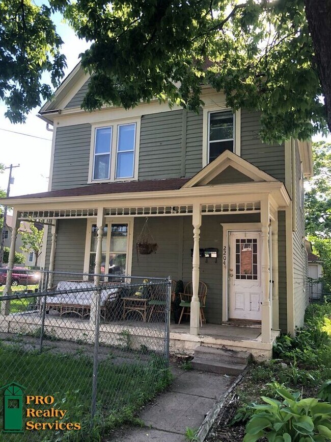 Spacious Upper Level 2 Bedroom Duplex Unit - 2204 6th St NE Minneapolis ...