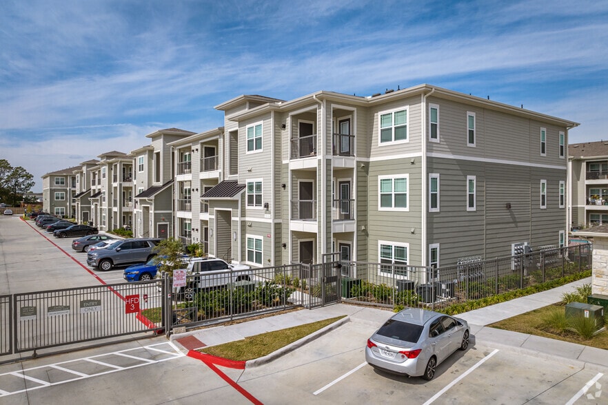 Smart Living Heights - 3530 W 12th St Houston TX 77008 | Apartment Finder