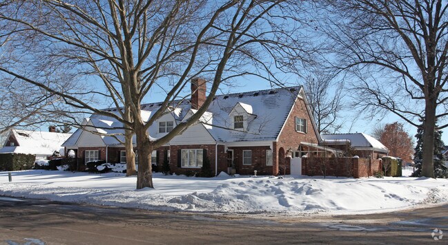 Corinth Downs Compton Court - 12-40 Compton Ct Prairie Village KS 66208 ...