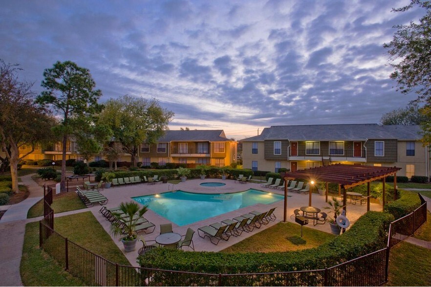 The Redford - Houston, TX | Apartment Finder