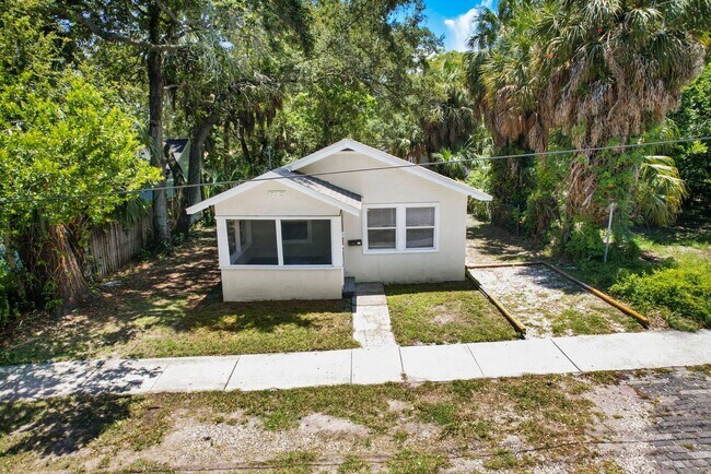 Cute 3bdrm/1bath home with sceened porch &... - 712 14th Ave S Saint ...