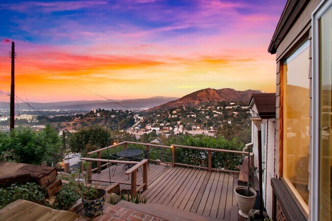 RARE HOLLYWOOD HILLS COTTAGE W/ 180 DEGREE... - 3112 Goodview Trail Los ...