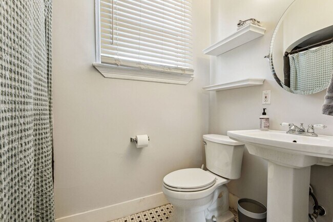 Cozy single family cottage near Ochsner with private driveway and large ...