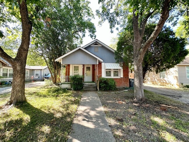 Charming 2/1 with an additional living room or a 3rd bedroom room ...