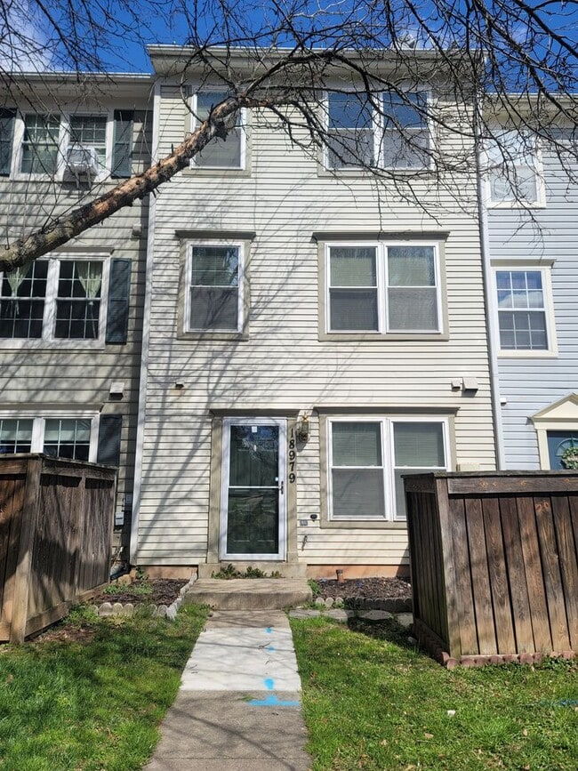 Lovely 3Bd/2.5Bth TH in Germantown!! - 18979 Highstream Dr Germantown ...