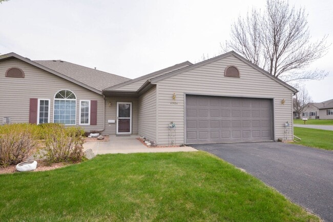 End unit, 1 level living townhome! - 4904 33rd Ave NW Rochester MN ...