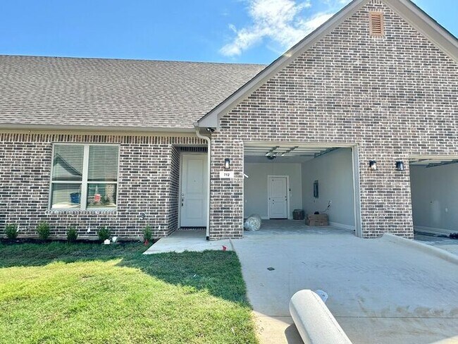 Luxury 3 Bedroom 2.5 Bath Townhomes in Bul... - 712 Freedom Way Bullard ...