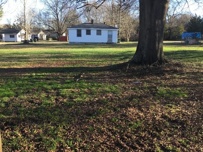 2 Bedroom 1 Bathroom House minutes from Lige Street Park & Carroll Park ...
