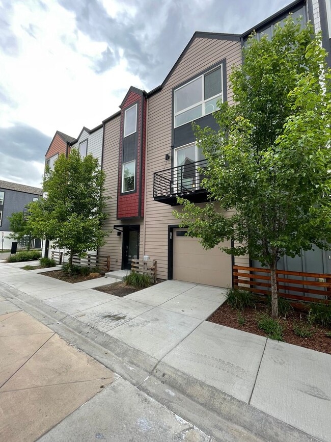 Lakewood Living Redefined: Stylish Three-Bedroom Townhome in West Line ...