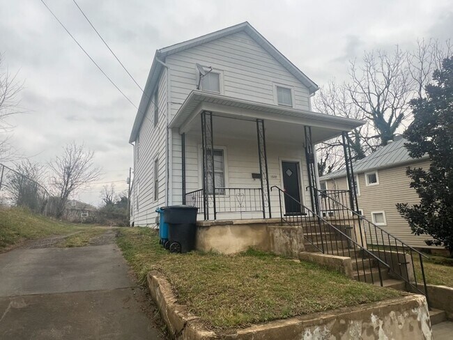 5 bedroom 2 bath home! **SECTION 8 Welcome!** - 1320 6th St SE Roanoke ...