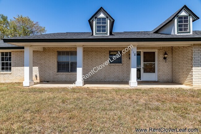 Large Secluded Farm House Outside of Seguin - 300 Merriweather Rd ...