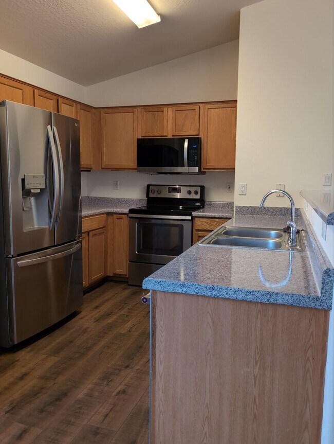 Charming 3 bedroom w/ Den home, ready for immediate move-in! - 1634 E ...