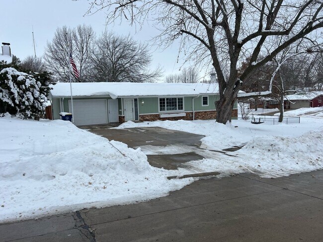 Rent $1650; 4 Bed ranch style home - 315 Prairie St Pella IA 50219 ...