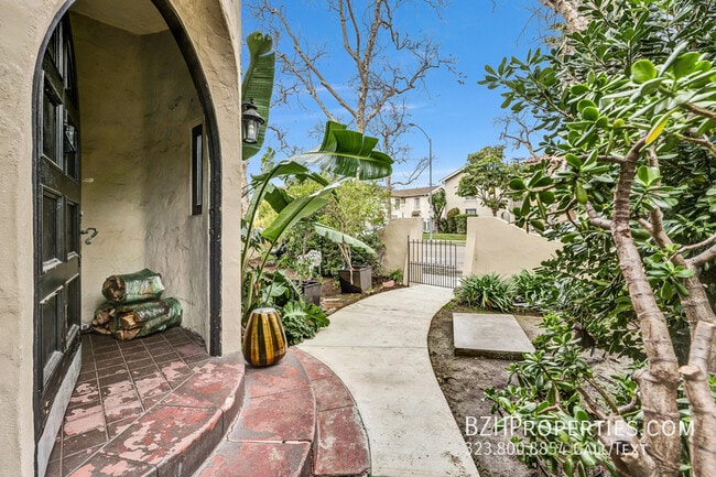 Updated Townhouse In Prime Beverly Grove - 6506 W 6th St Los Angeles CA ...