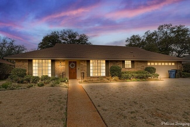 UNIVERSITY TERRACE -4 BEDROOM 2 BATH AVAIL... - 1514 Gentilly Dr ...